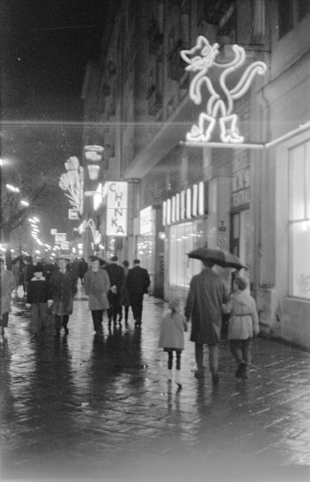 In the workshop of the light magician. On artistic creation of neon ...